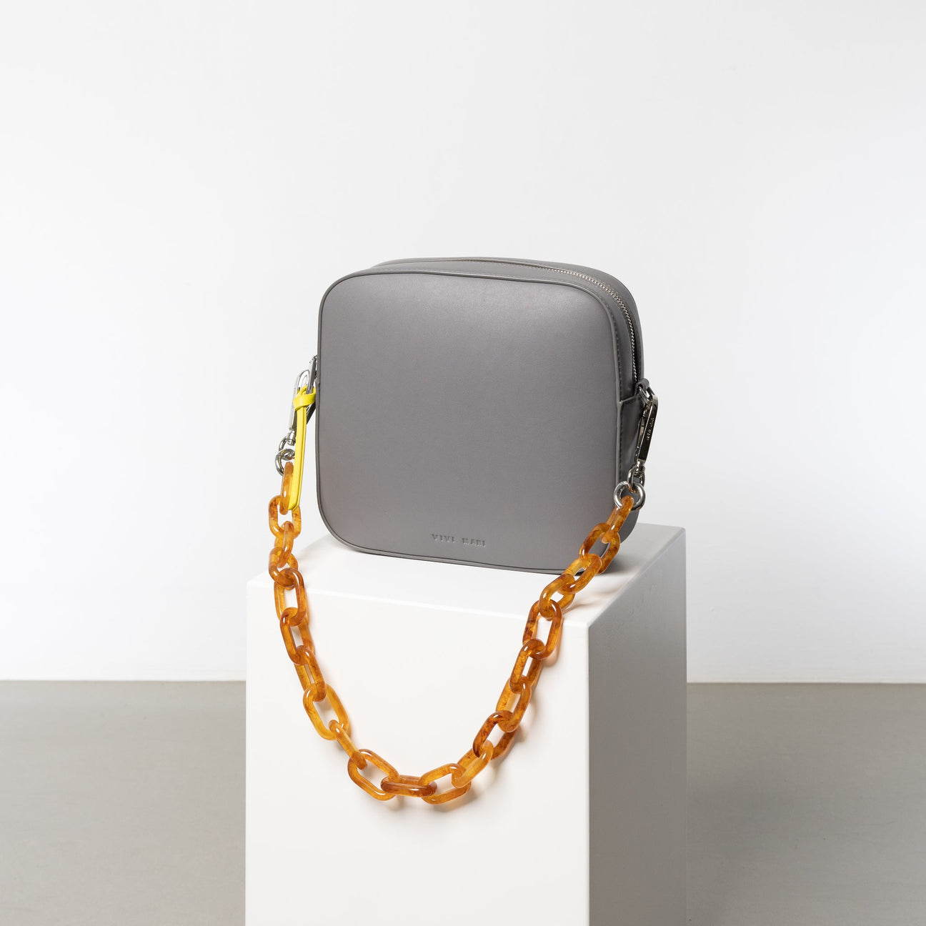 strap acrylic chain amber - short – VIVI MARI