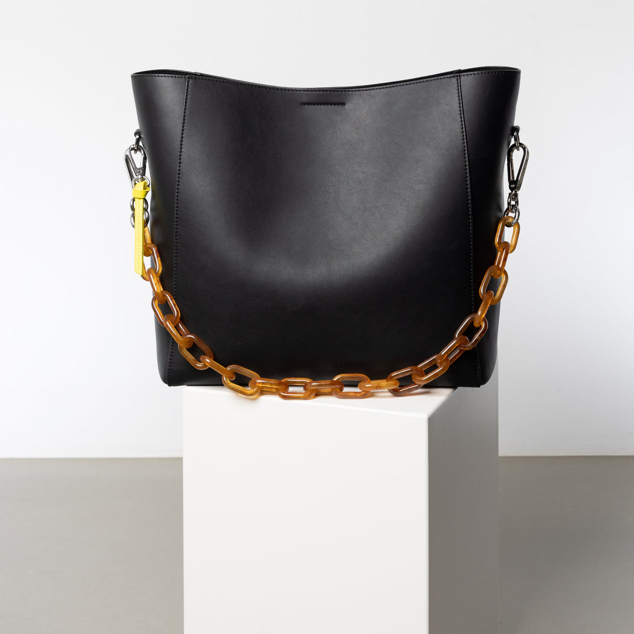 strap acrylic chain amber - short – VIVI MARI